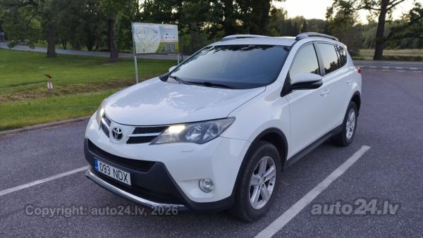 White Toyota RAV4 2013 in Tallinn, with an engine capacity of 2.20 L and mileage of 324 thousand km for 7390 €, photo 1 on AUTOMOTO.COM.LV