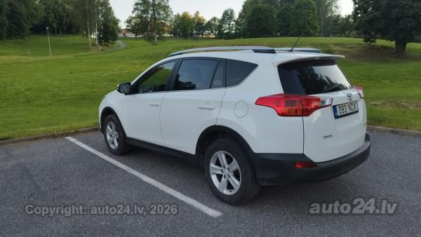 White Toyota RAV4 2013 in Tallinn, with an engine capacity of 2.20 L and mileage of 324 thousand km for 7390 €, photo 6 on AUTOMOTO.COM.LV
