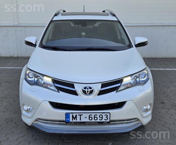 White Toyota RAV4 2013 in Riga, with an engine capacity of 2.20 L and mileage of 262 thousand km for 10390 €, photo 4 on AUTOMOTO.COM.LV