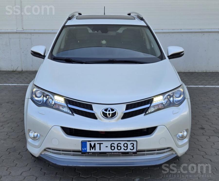 White Toyota RAV4 2013 in Riga, with an engine capacity of 2.20 L and mileage of 262 thousand km for 10390 €, photo 5 on AUTOMOTO.COM.LV