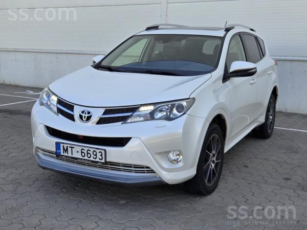 White Toyota RAV4 2013 in Riga, with an engine capacity of 2.20 L and mileage of 262 thousand km for 10390 €, photo 5 on AUTOMOTO.COM.LV