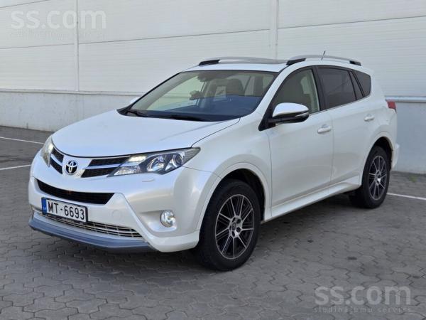 White Toyota RAV4 2013 in Riga, with an engine capacity of 2.20 L and mileage of 262 thousand km for 10390 €, photo 6 on AUTOMOTO.COM.LV