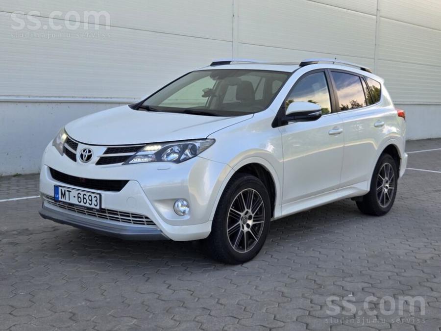 White Toyota RAV4 2013 in Riga, with an engine capacity of 2.20 L and mileage of 262 thousand km for 10390 €, photo 8 on AUTOMOTO.COM.LV