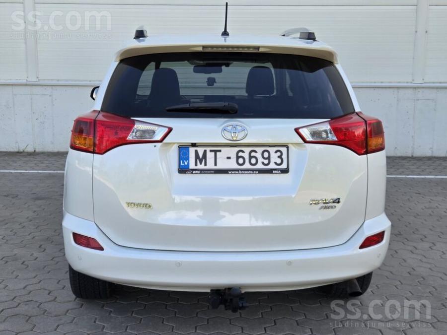 White Toyota RAV4 2013 in Riga, with an engine capacity of 2.20 L and mileage of 262 thousand km for 10390 €, photo 9 on AUTOMOTO.COM.LV
