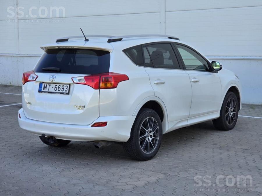 White Toyota RAV4 2013 in Riga, with an engine capacity of 2.20 L and mileage of 262 thousand km for 10390 €, photo 10 on AUTOMOTO.COM.LV