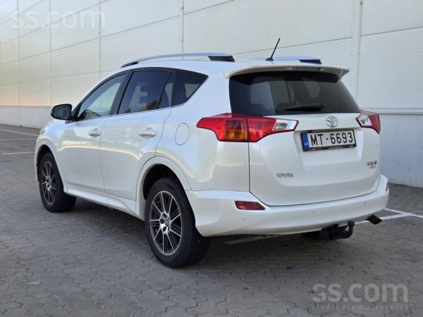 White Toyota RAV4 2013 in Riga, with an engine capacity of 2.20 L and mileage of 262 thousand km for 10390 €, photo 10 on AUTOMOTO.COM.LV