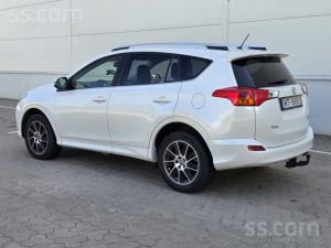 White Toyota RAV4 2013 in Riga, with an engine capacity of 2.20 L and mileage of 262 thousand km for 10390 €, photo 12 on AUTOMOTO.COM.LV