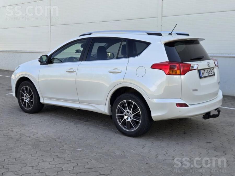 White Toyota RAV4 2013 in Riga, with an engine capacity of 2.20 L and mileage of 262 thousand km for 10390 €, photo 12 on AUTOMOTO.COM.LV