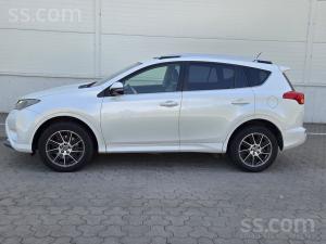 White Toyota RAV4 2013 in Riga, with an engine capacity of 2.20 L and mileage of 262 thousand km for 10390 €, photo 13 on AUTOMOTO.COM.LV