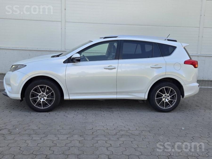 White Toyota RAV4 2013 in Riga, with an engine capacity of 2.20 L and mileage of 262 thousand km for 10390 €, photo 13 on AUTOMOTO.COM.LV