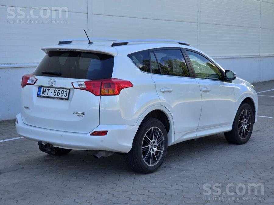 White Toyota RAV4 2013 in Riga, with an engine capacity of 2.20 L and mileage of 262 thousand km for 10390 €, photo 14 on AUTOMOTO.COM.LV