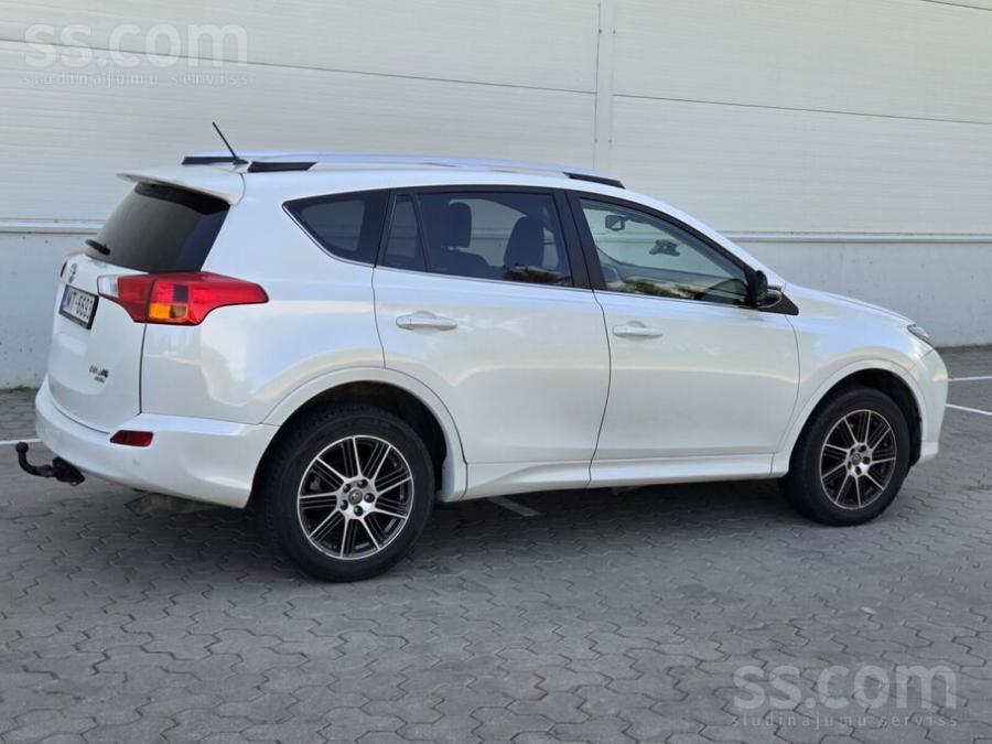 White Toyota RAV4 2013 in Riga, with an engine capacity of 2.20 L and mileage of 262 thousand km for 10390 €, photo 15 on AUTOMOTO.COM.LV