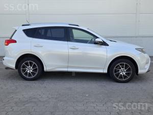 White Toyota RAV4 2013 in Riga, with an engine capacity of 2.20 L and mileage of 262 thousand km for 10390 €, photo 16 on AUTOMOTO.COM.LV