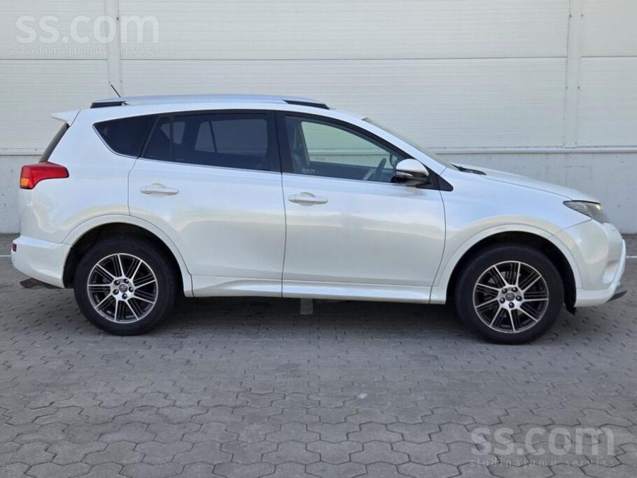 White Toyota RAV4 2013 in Riga, with an engine capacity of 2.20 L and mileage of 262 thousand km for 10390 €, photo 16 on AUTOMOTO.COM.LV