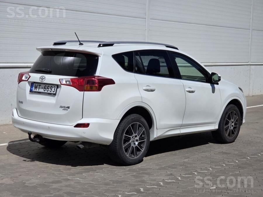 White Toyota RAV4 2013 in Riga, with an engine capacity of 2.20 L and mileage of 262 thousand km for 10390 €, photo 17 on AUTOMOTO.COM.LV