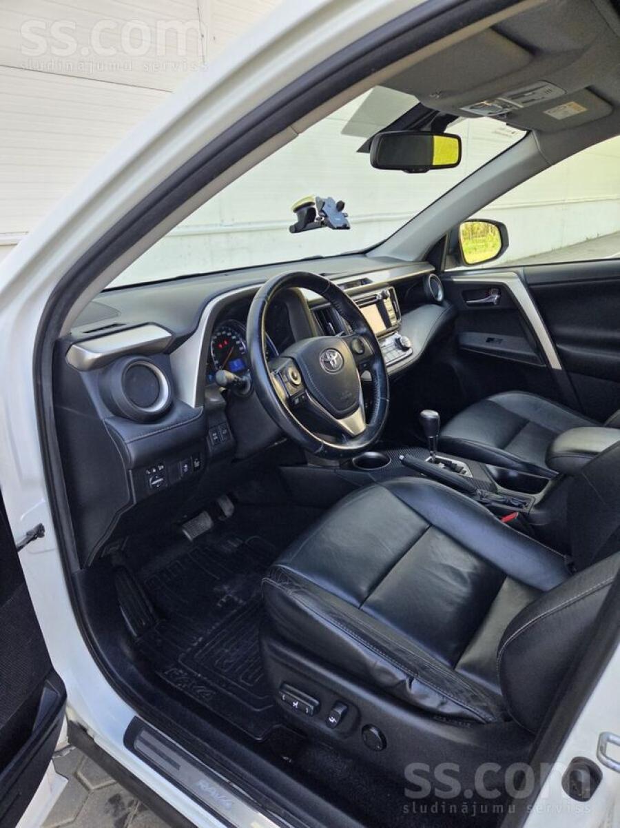 White Toyota RAV4 2013 in Riga, with an engine capacity of 2.20 L and mileage of 262 thousand km for 10390 €, photo 21 on AUTOMOTO.COM.LV