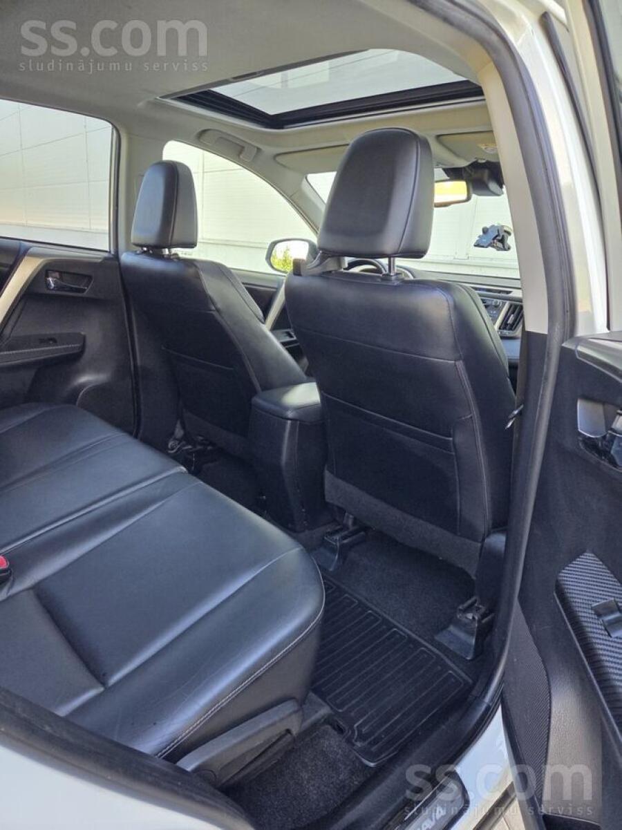 White Toyota RAV4 2013 in Riga, with an engine capacity of 2.20 L and mileage of 262 thousand km for 10390 €, photo 22 on AUTOMOTO.COM.LV