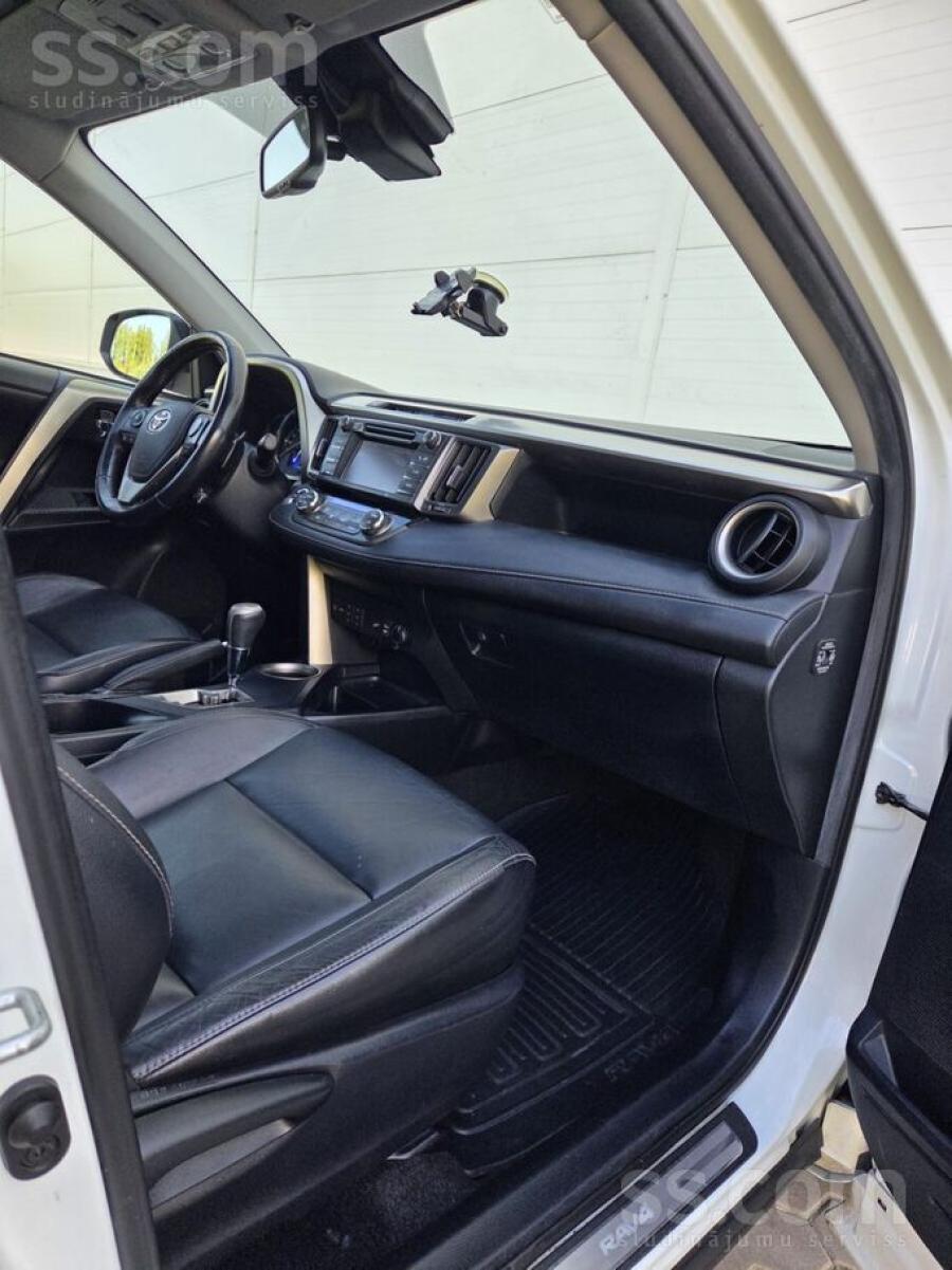 White Toyota RAV4 2013 in Riga, with an engine capacity of 2.20 L and mileage of 262 thousand km for 10390 €, photo 23 on AUTOMOTO.COM.LV
