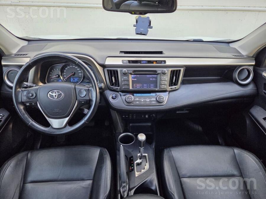 White Toyota RAV4 2013 in Riga, with an engine capacity of 2.20 L and mileage of 262 thousand km for 10390 €, photo 26 on AUTOMOTO.COM.LV
