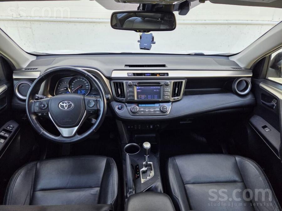White Toyota RAV4 2013 in Riga, with an engine capacity of 2.20 L and mileage of 262 thousand km for 10390 €, photo 31 on AUTOMOTO.COM.LV