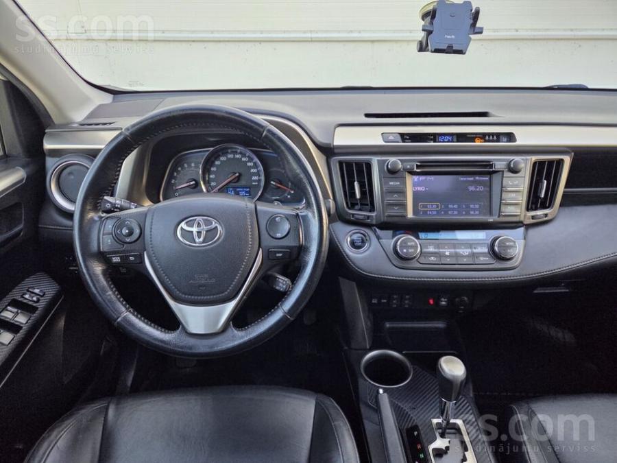 White Toyota RAV4 2013 in Riga, with an engine capacity of 2.20 L and mileage of 262 thousand km for 10390 €, photo 32 on AUTOMOTO.COM.LV
