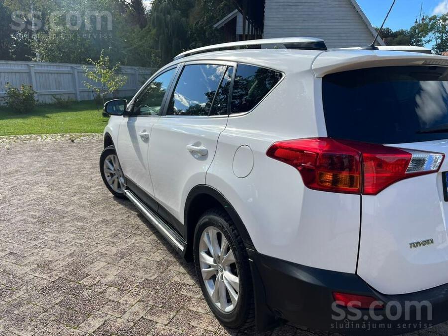 White Toyota RAV4 2013 in Kuldiga, with an engine capacity of 2.00 L and mileage of 404 thousand km for 9900 €, photo 5 on AUTOMOTO.COM.LV