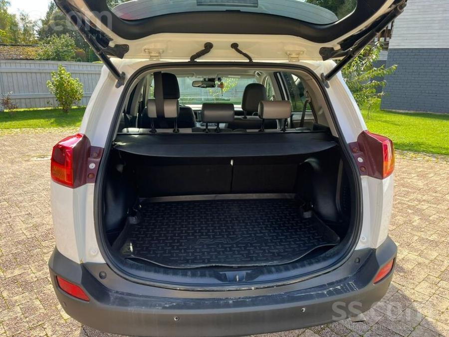 White Toyota RAV4 2013 in Kuldiga, with an engine capacity of 2.00 L and mileage of 404 thousand km for 9900 €, photo 7 on AUTOMOTO.COM.LV
