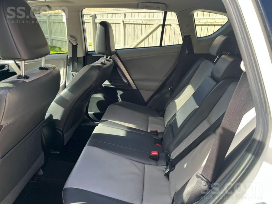 White Toyota RAV4 2013 in Kuldiga, with an engine capacity of 2.00 L and mileage of 404 thousand km for 9900 €, photo 8 on AUTOMOTO.COM.LV