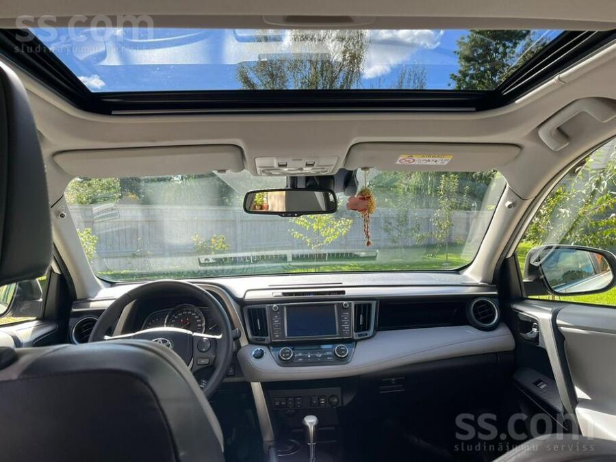 White Toyota RAV4 2013 in Kuldiga, with an engine capacity of 2.00 L and mileage of 404 thousand km for 9900 €, photo 9 on AUTOMOTO.COM.LV