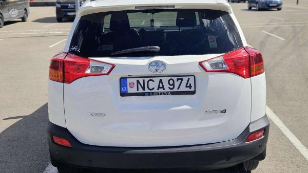 White Toyota RAV4 2013 in Siauliai, with an engine capacity of 2.00 L and mileage of 191 thousand km for 10500 €, photo 8 on AUTOMOTO.COM.LV