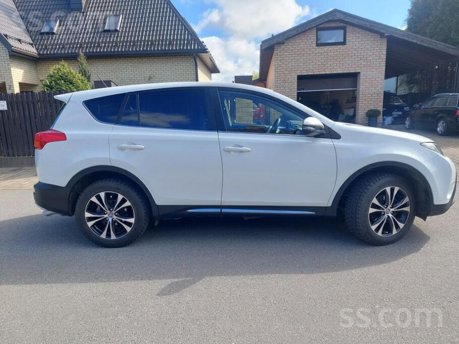 White Toyota RAV4 2014 in Riga, with an engine capacity of 2.20 L and mileage of 0 thousand km for 11155 €, photo 5 on AUTOMOTO.COM.LV