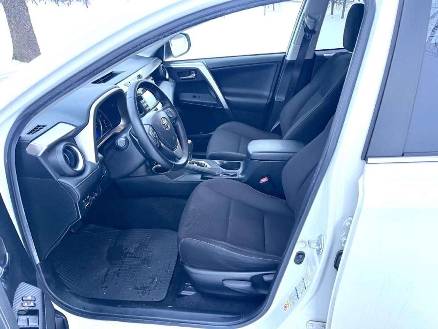 Balts Toyota RAV4 2014 Kauņa, ar dzinēja tilpumu 2.20 L un nobraukumu 241 tūkst. km par 12200 €, foto 16 vietnē AUTOMOTO.COM.LV