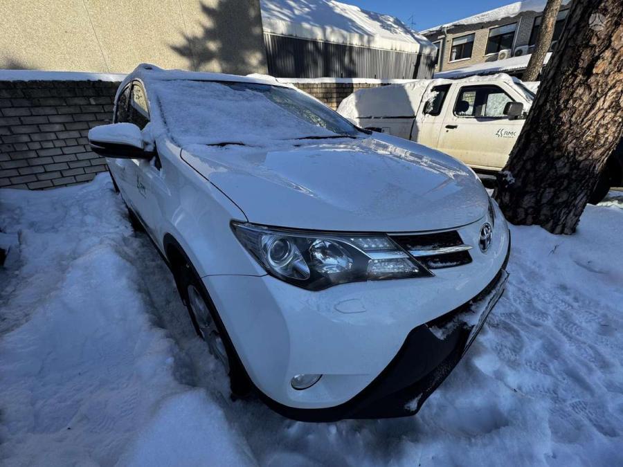 White Toyota RAV4 2014 in Tallinn, with an engine capacity of 2.00 L and mileage of 338 thousand km for 9796 €, photo 1 on AUTOMOTO.COM.LV