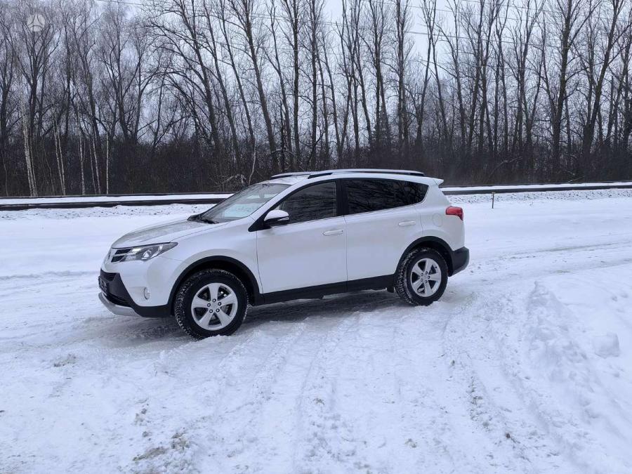 White Toyota RAV4 2014 in Siauliai, with an engine capacity of 2.00 L and mileage of 228 thousand km for 10700 €, photo 4 on AUTOMOTO.COM.LV