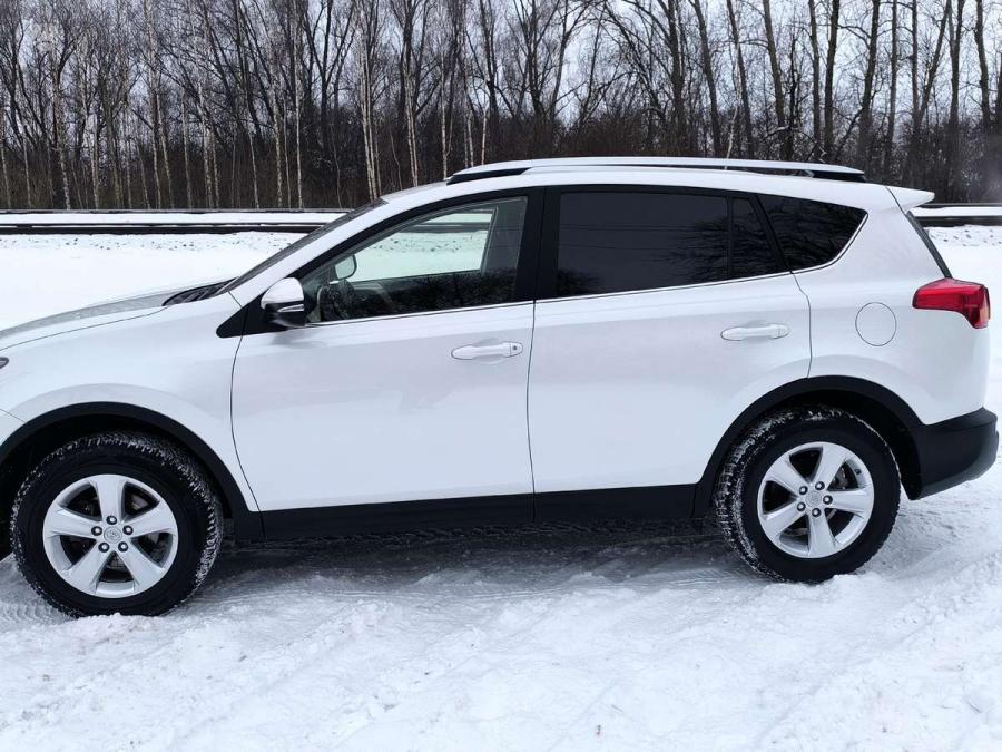 White Toyota RAV4 2014 in Siauliai, with an engine capacity of 2.00 L and mileage of 228 thousand km for 10700 €, photo 5 on AUTOMOTO.COM.LV