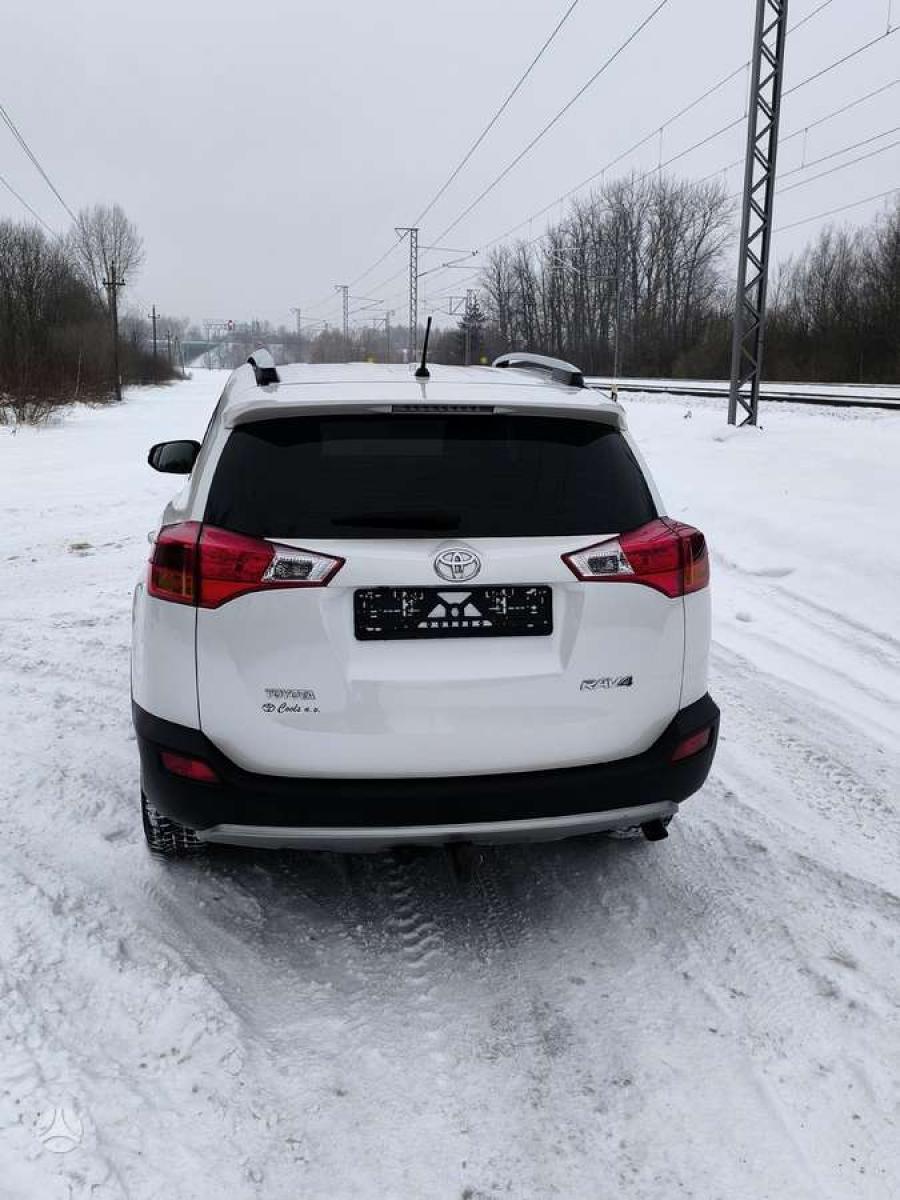 White Toyota RAV4 2014 in Siauliai, with an engine capacity of 2.00 L and mileage of 228 thousand km for 10700 €, photo 6 on AUTOMOTO.COM.LV