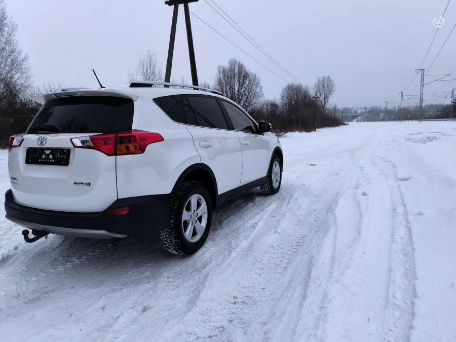 White Toyota RAV4 2014 in Siauliai, with an engine capacity of 2.00 L and mileage of 228 thousand km for 10700 €, photo 8 on AUTOMOTO.COM.LV