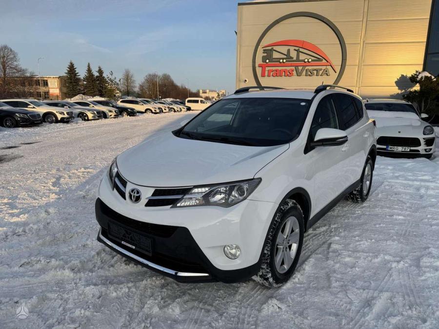 White Toyota RAV4 2014 in Telschi, with an engine capacity of 2.23 L and mileage of 246 thousand km for 9300 €, photo 1 on AUTOMOTO.COM.LV