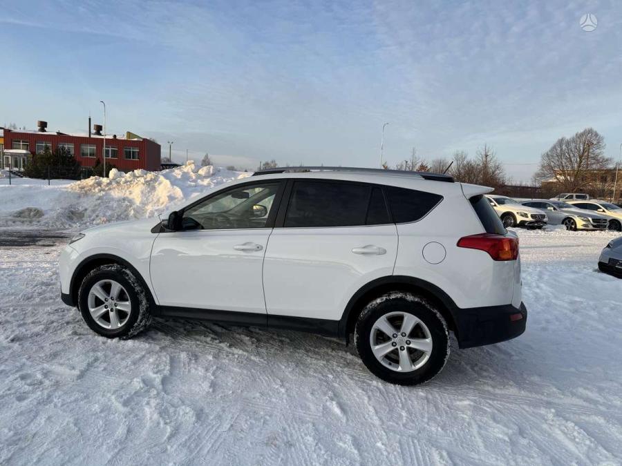 White Toyota RAV4 2014 in Telschi, with an engine capacity of 2.23 L and mileage of 246 thousand km for 9300 €, photo 3 on AUTOMOTO.COM.LV