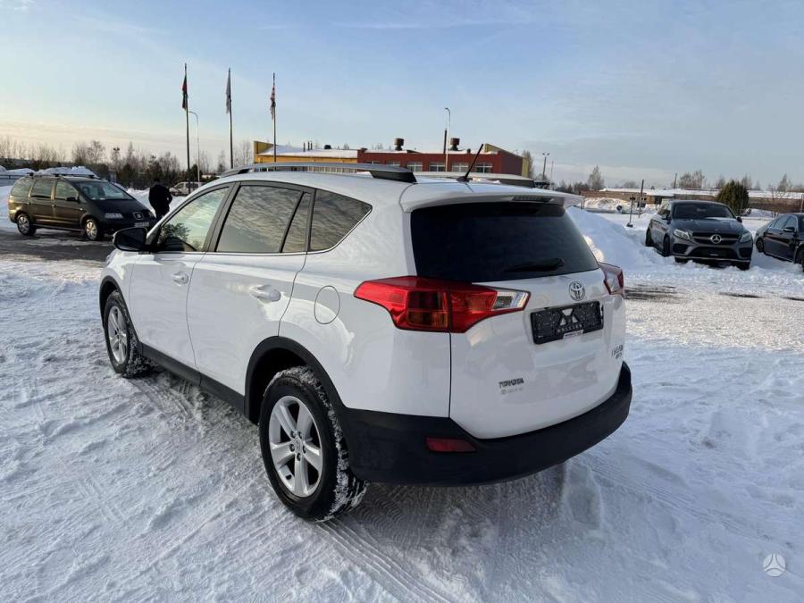 White Toyota RAV4 2014 in Telschi, with an engine capacity of 2.23 L and mileage of 246 thousand km for 9300 €, photo 4 on AUTOMOTO.COM.LV