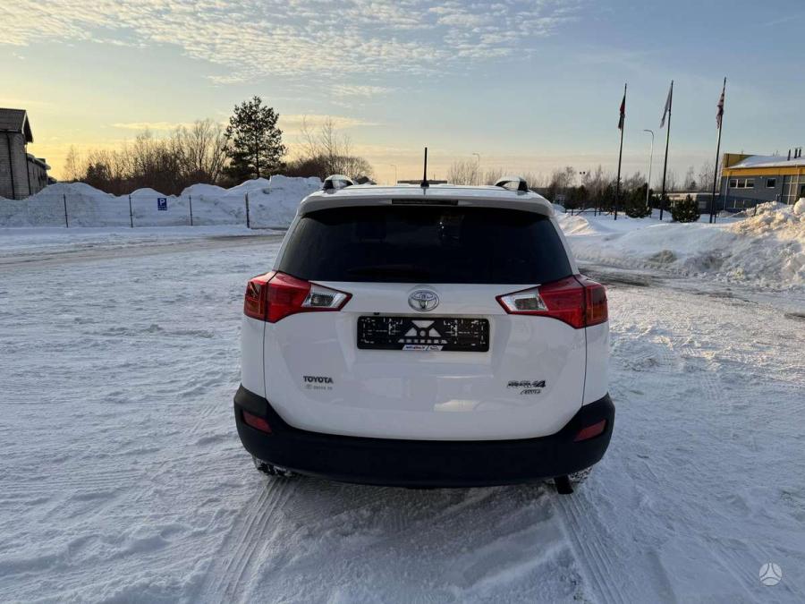 White Toyota RAV4 2014 in Telschi, with an engine capacity of 2.23 L and mileage of 246 thousand km for 9300 €, photo 5 on AUTOMOTO.COM.LV