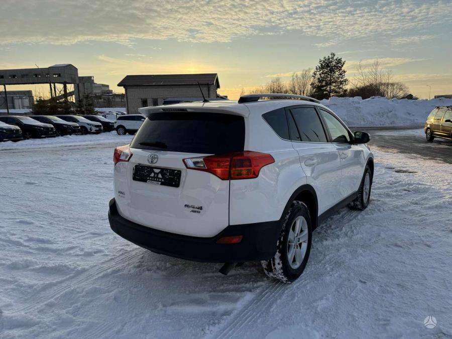 White Toyota RAV4 2014 in Telschi, with an engine capacity of 2.23 L and mileage of 246 thousand km for 9300 €, photo 6 on AUTOMOTO.COM.LV