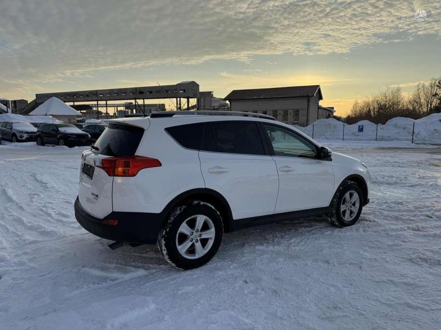 White Toyota RAV4 2014 in Telschi, with an engine capacity of 2.23 L and mileage of 246 thousand km for 9300 €, photo 7 on AUTOMOTO.COM.LV