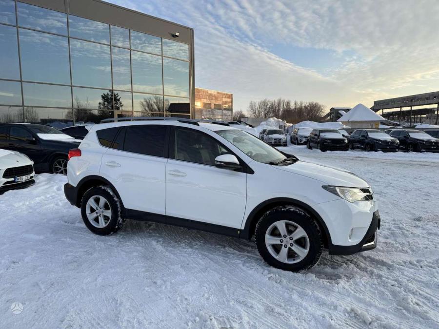 White Toyota RAV4 2014 in Telschi, with an engine capacity of 2.23 L and mileage of 246 thousand km for 9300 €, photo 8 on AUTOMOTO.COM.LV