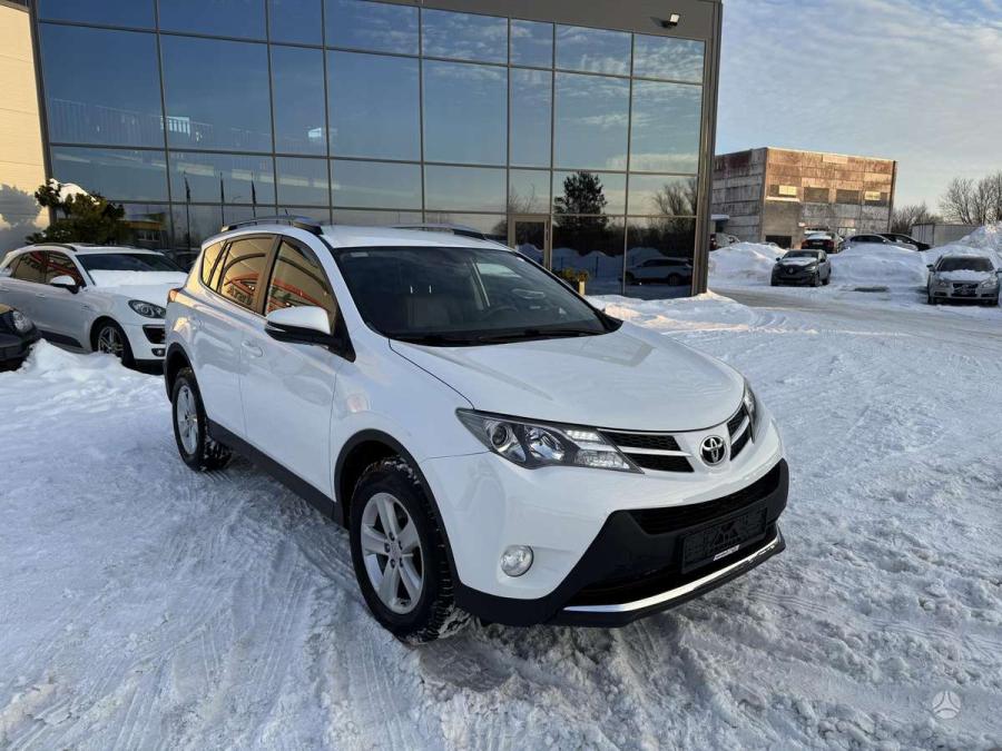 White Toyota RAV4 2014 in Telschi, with an engine capacity of 2.23 L and mileage of 246 thousand km for 9300 €, photo 9 on AUTOMOTO.COM.LV