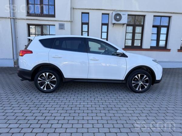 White Toyota RAV4 2014 in Jelgava, with an engine capacity of 2.00 L and mileage of 252 thousand km for 10700 €, photo 5 on AUTOMOTO.COM.LV