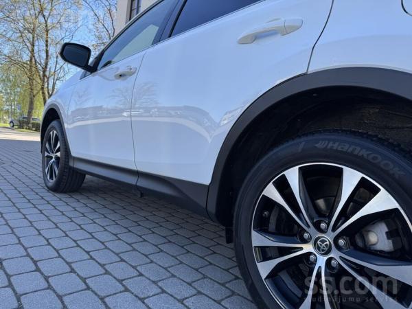 White Toyota RAV4 2014 in Jelgava, with an engine capacity of 2.00 L and mileage of 252 thousand km for 10700 €, photo 7 on AUTOMOTO.COM.LV