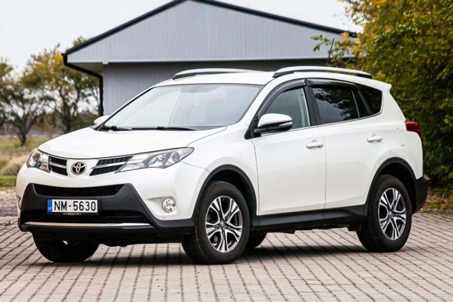 White Toyota RAV4 2014 in Riga, with an engine capacity of 2.00 L and mileage of 234 thousand km for 10900 €, photo 1 on AUTOMOTO.COM.LV