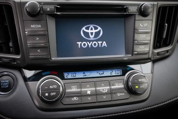 White Toyota RAV4 2014 in Riga, with an engine capacity of 2.00 L and mileage of 234 thousand km for 10900 €, photo 2 on AUTOMOTO.COM.LV