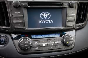 White Toyota RAV4 2014 in Riga, with an engine capacity of 2.00 L and mileage of 234 thousand km for 10900 €, photo 3 on AUTOMOTO.COM.LV